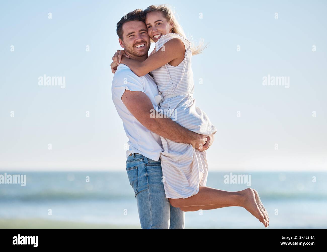 Happy cute couple hugging beach hi-res stock photography and images - Alamy
