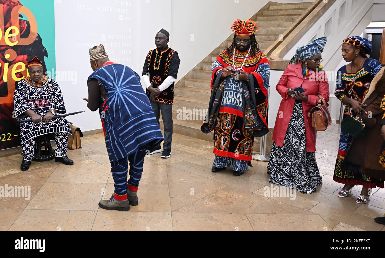 Stuttgart, Germany. 17th Nov, 2022. King Fon Sehm Mbinglo I (l) of the ...