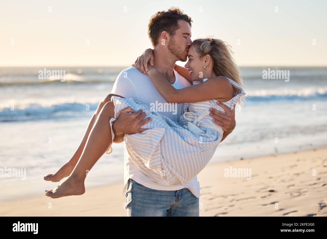 Man woman kiss hi-res stock photography and images - Alamy