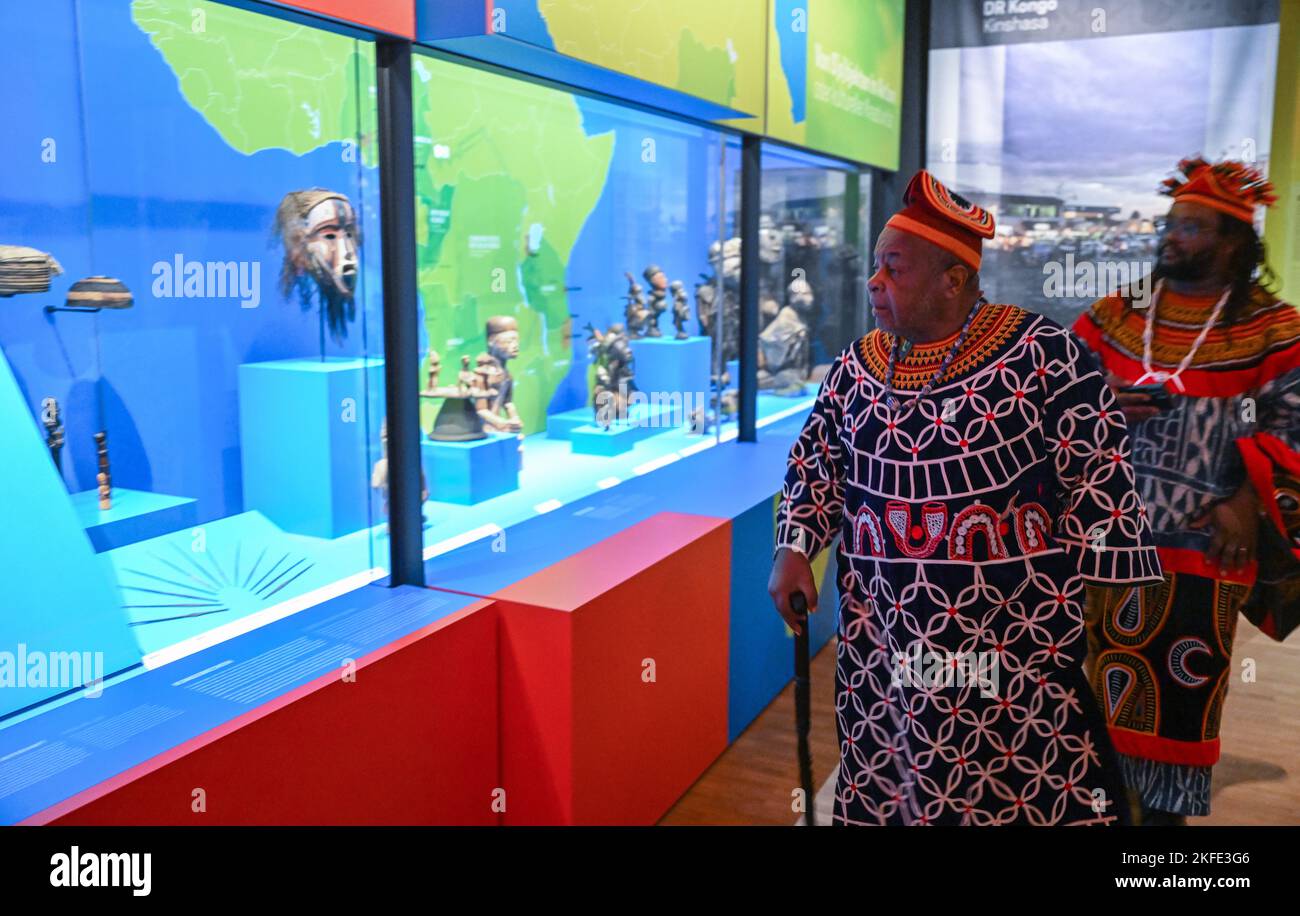 Stuttgart, Germany. 17th Nov, 2022. King Fon Sehm Mbinglo I (l) of the ...