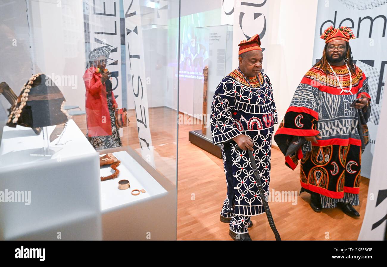 Stuttgart, Germany. 17th Nov, 2022. King Fon Sehm Mbinglo I (l) of the ...