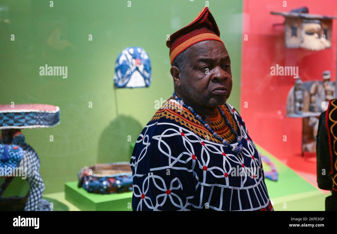 Stuttgart, Germany. 17th Nov, 2022. King Fon Sehm Mbinglo I (l) of the ...