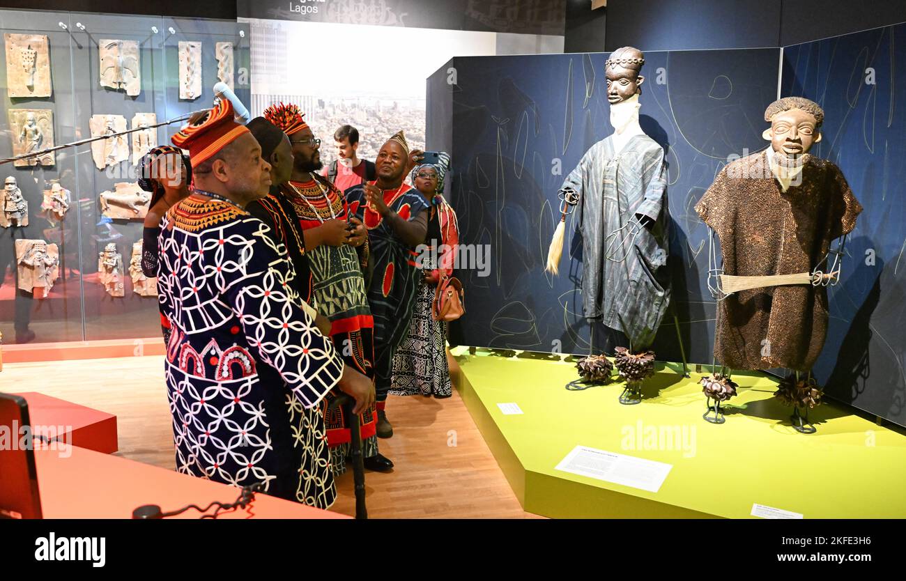 Stuttgart, Germany. 17th Nov, 2022. King Fon Sehm Mbinglo I (l) of the ...