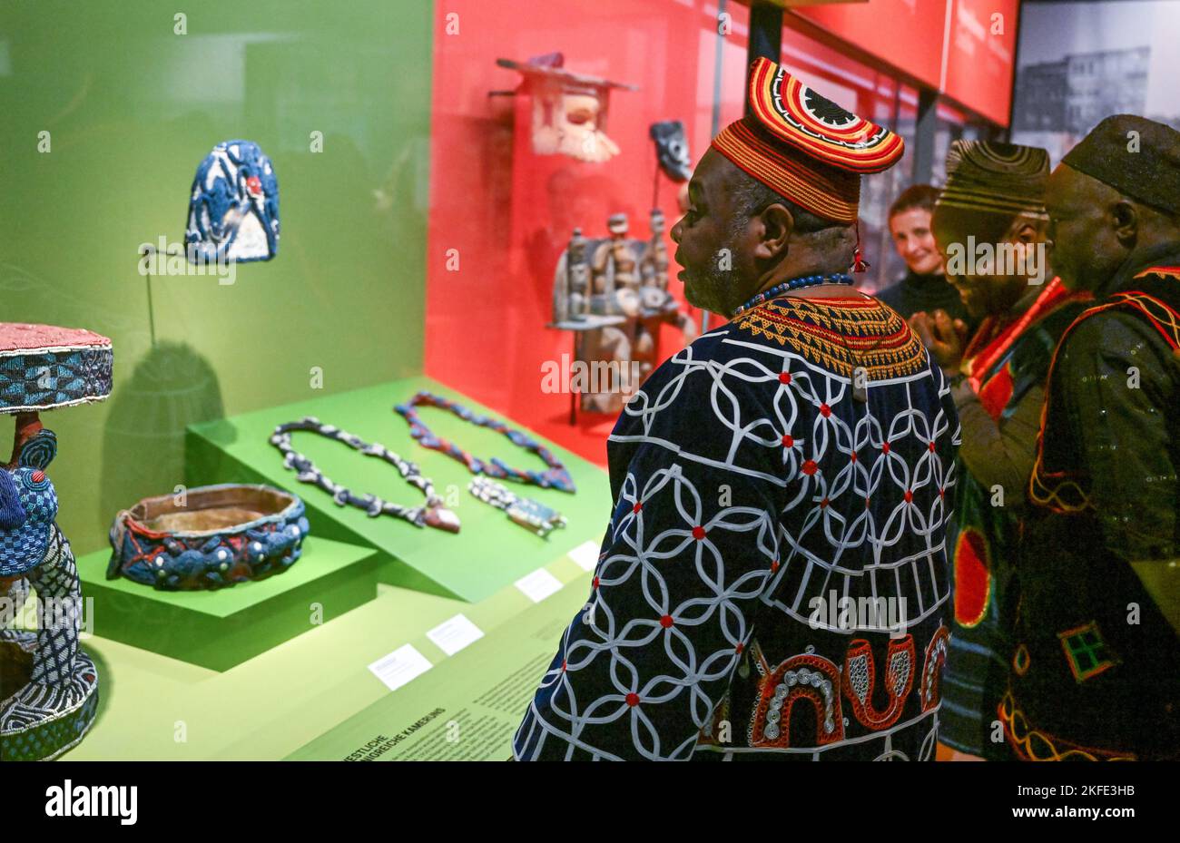 Stuttgart, Germany. 17th Nov, 2022. King Fon Sehm Mbinglo I (l) of the ...