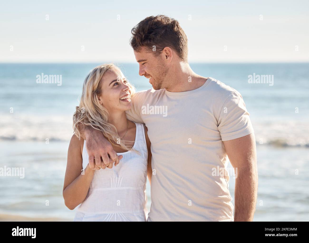 Happy cute couple hugging beach hi-res stock photography and images - Alamy