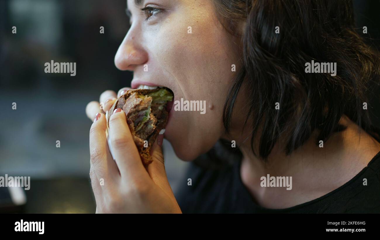 Fastfood girl man hamburger hi-res stock photography and images - Alamy