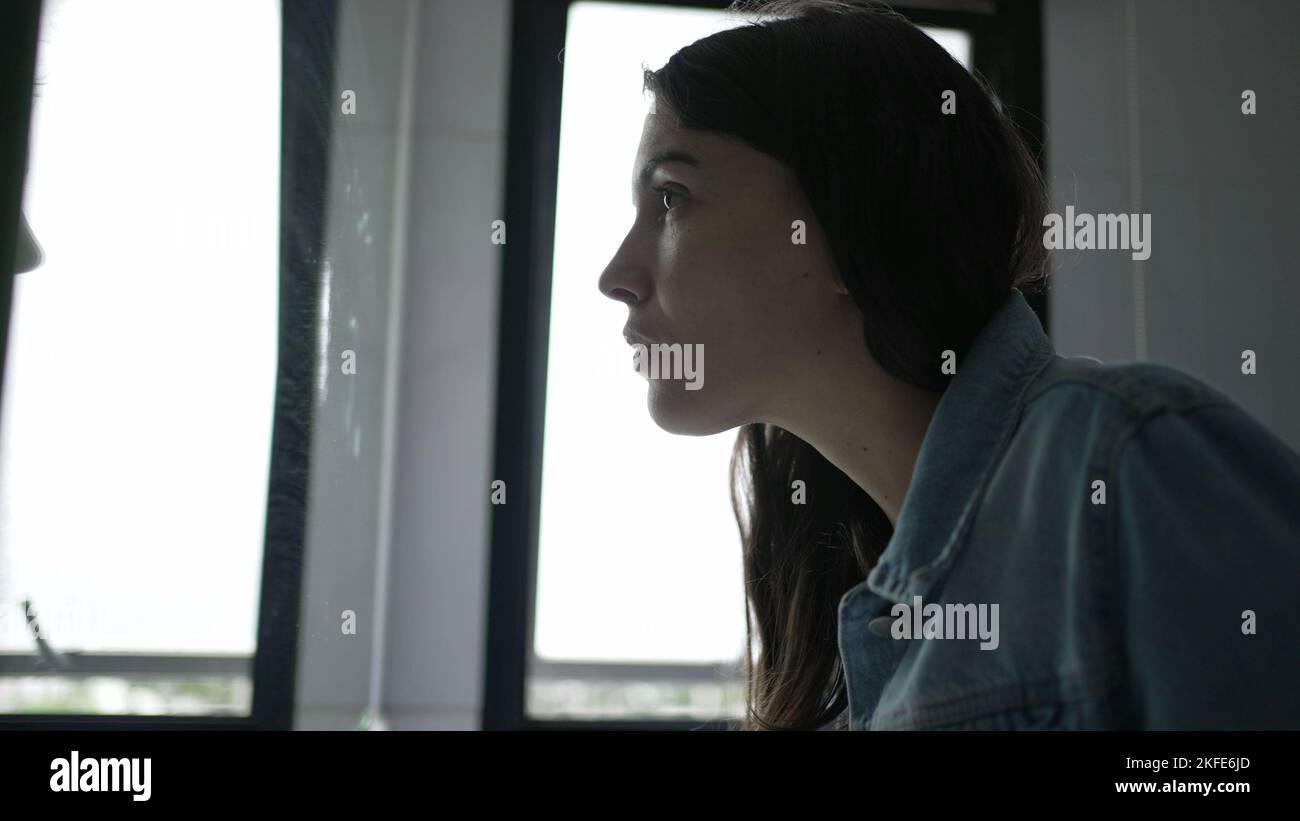 Confused girl mirror hi-res stock photography and images - Alamy