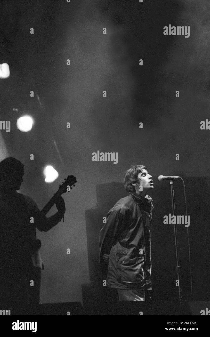 OASIS, FIRST GLASTONBURY HEADLINE, 1995: Liam Gallagher and Bonehead ...