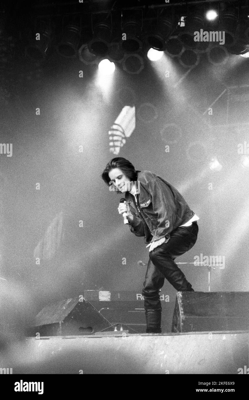 DEACON BLUE, PYRAMID STAGE, GLASTONBURY 1990: Ricky Ross of Deacon Blue ...