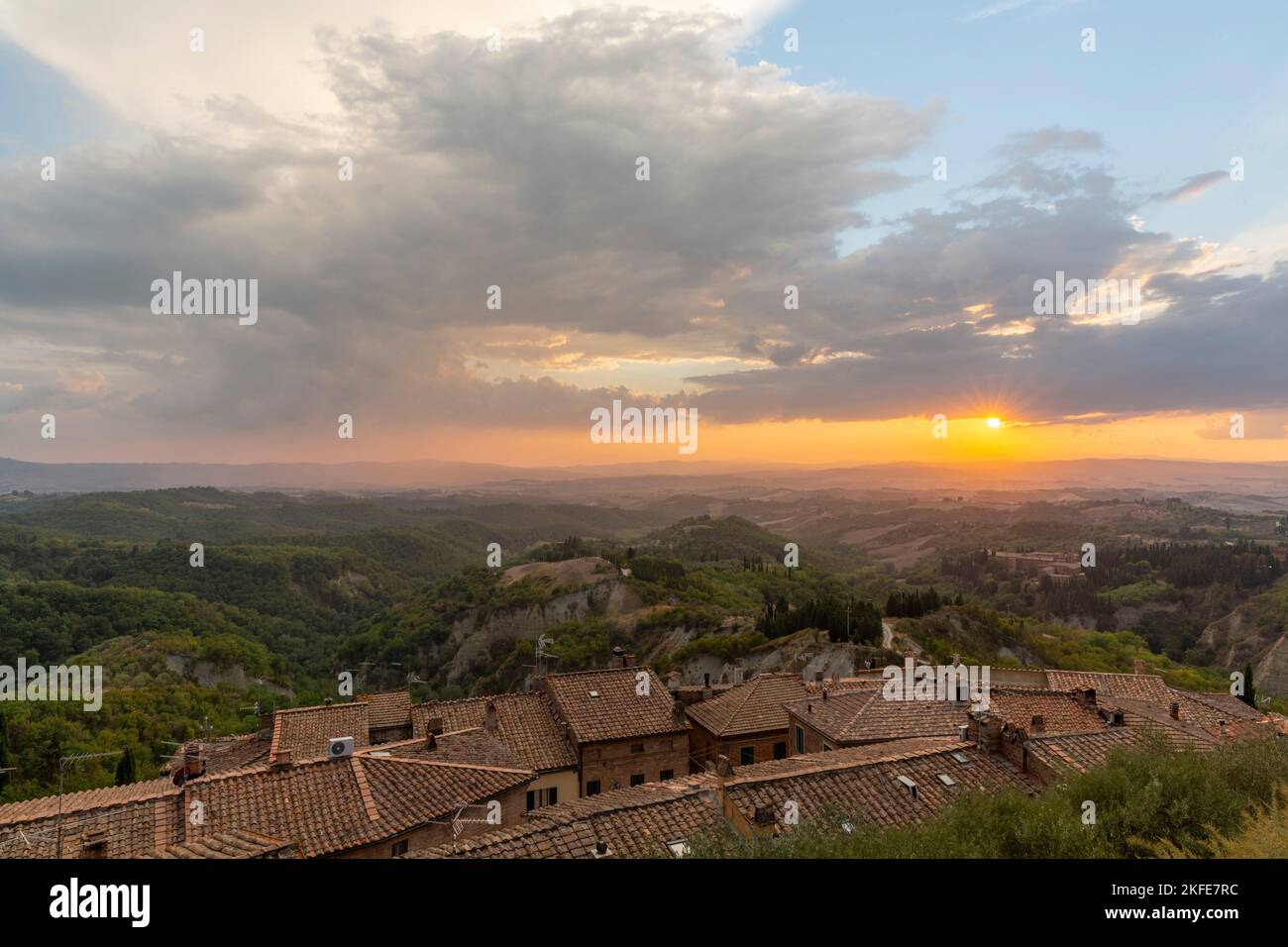 Picturesque sunset spot in Tuscany, a little village of Chiusure Stock ...