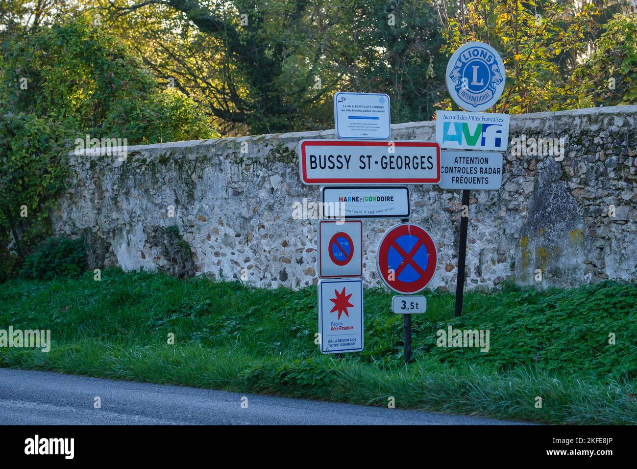Warning signs in city no people hi-res stock photography and images - Alamy