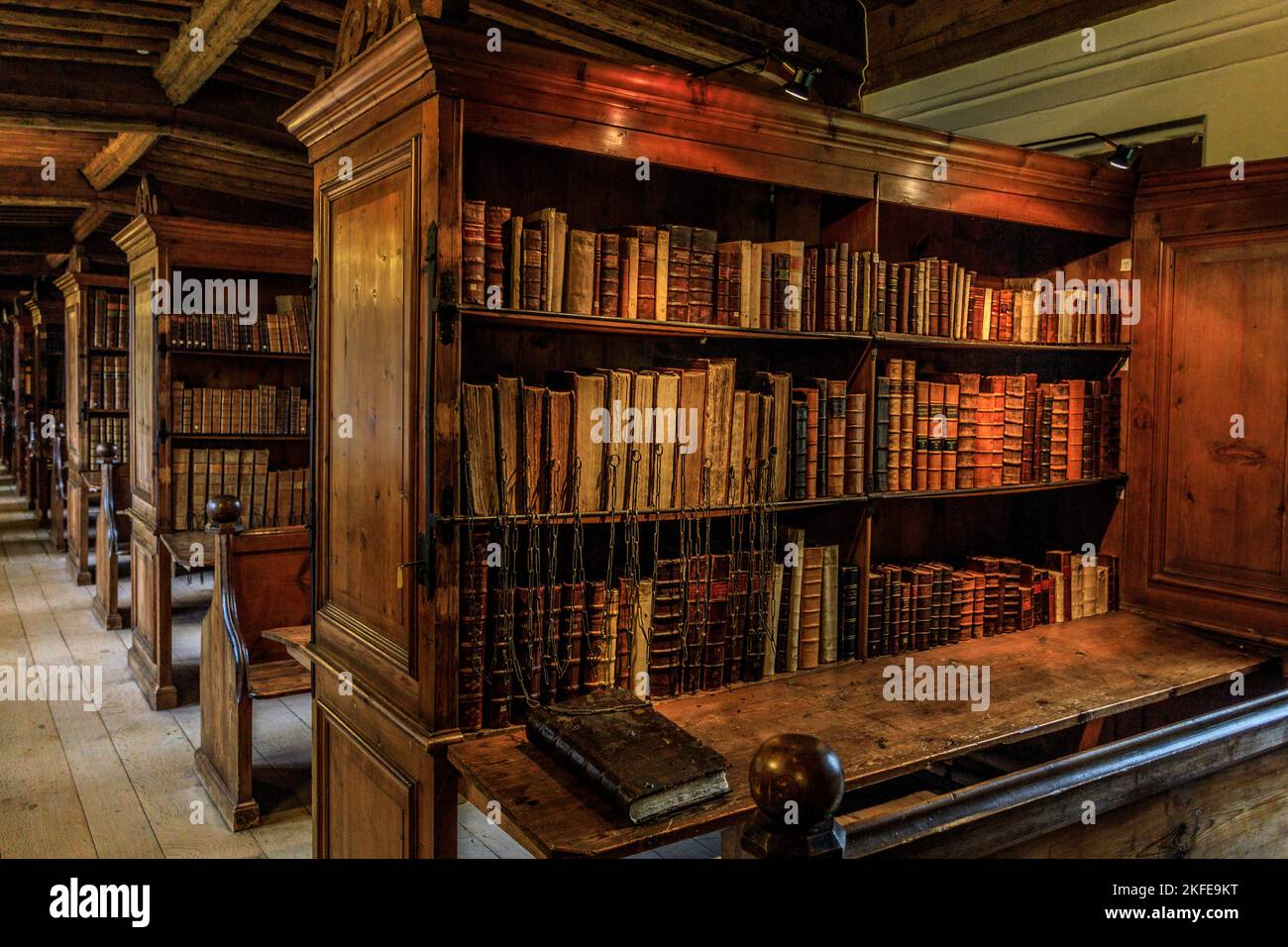 The Chained Library in Wells Cathedral, where valuable and historic ...