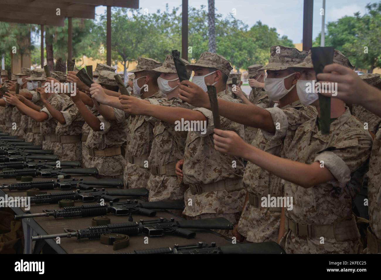 U.S. Marine Corps recruits with Golf Company, 2nd Recruit Training ...