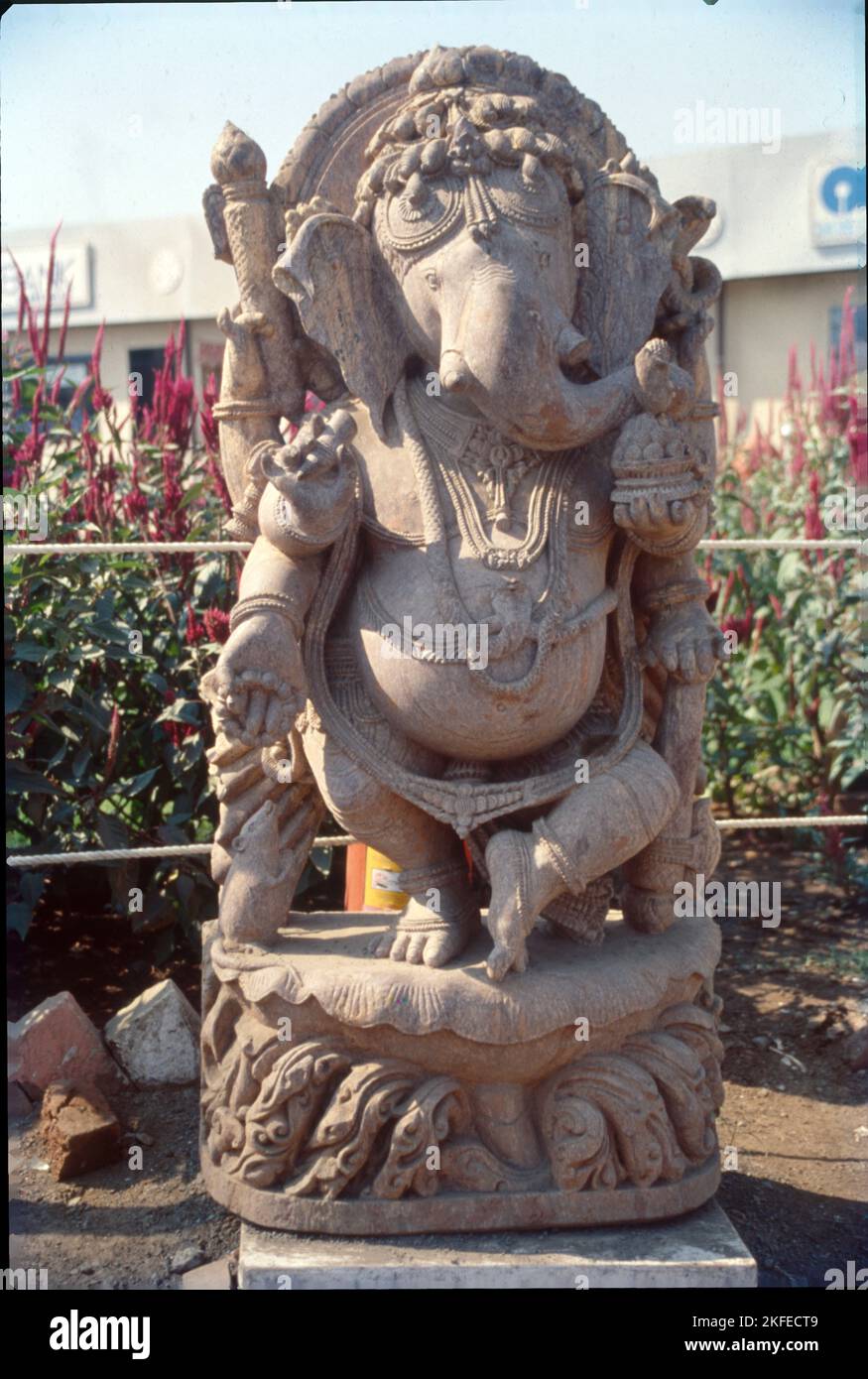 Full idols hi-res stock photography and images - Alamy