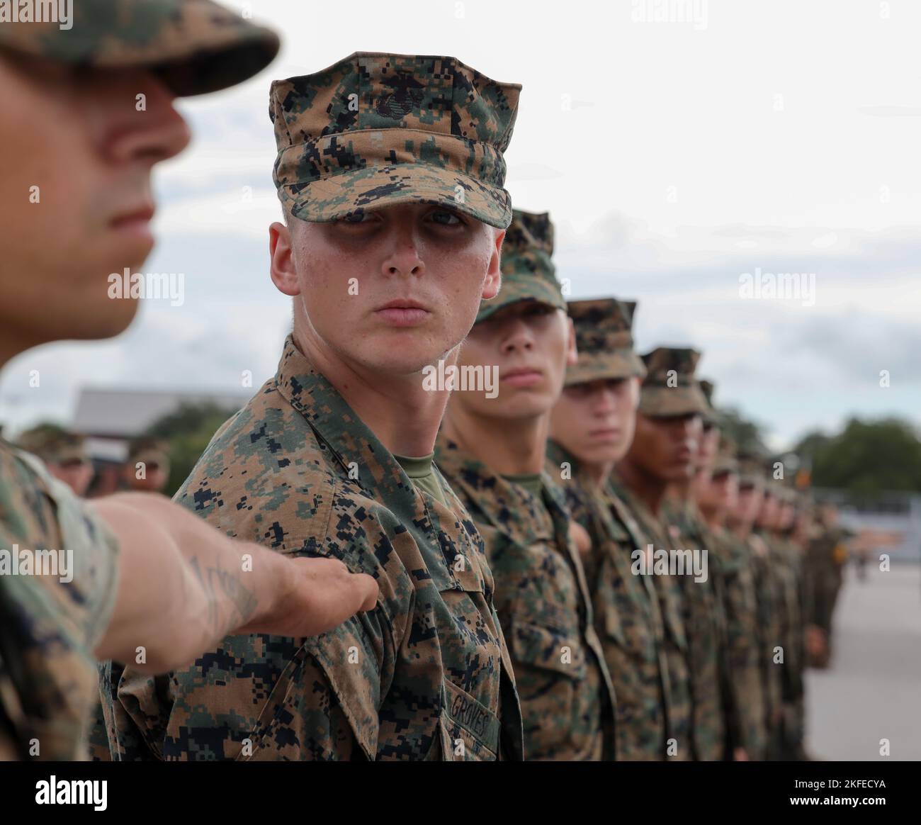 Recruits with Echo Company, 2nd Recruit Training Battalion execute ...