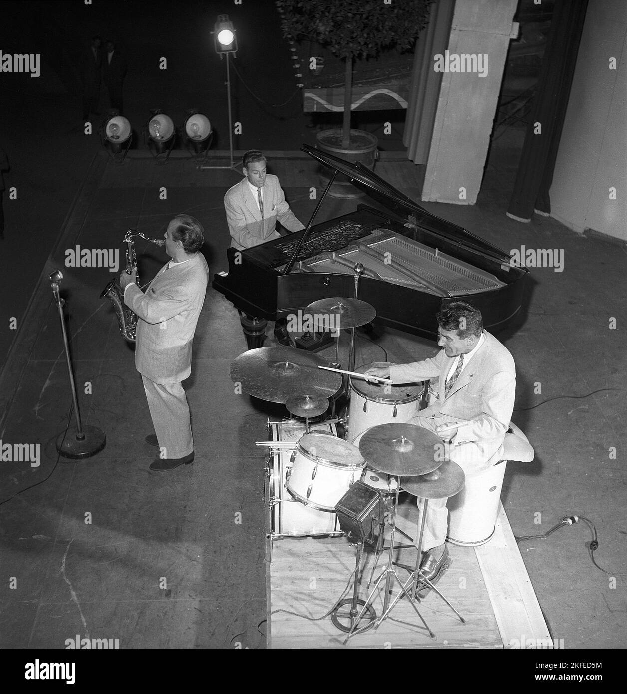 1950s jazz drummer hi-res stock photography and images - Alamy