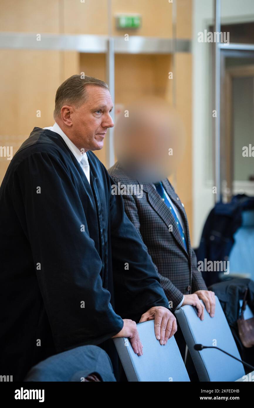 Duesseldorf, Germany. 18th Nov, 2022. The defendant (r) stands with his ...