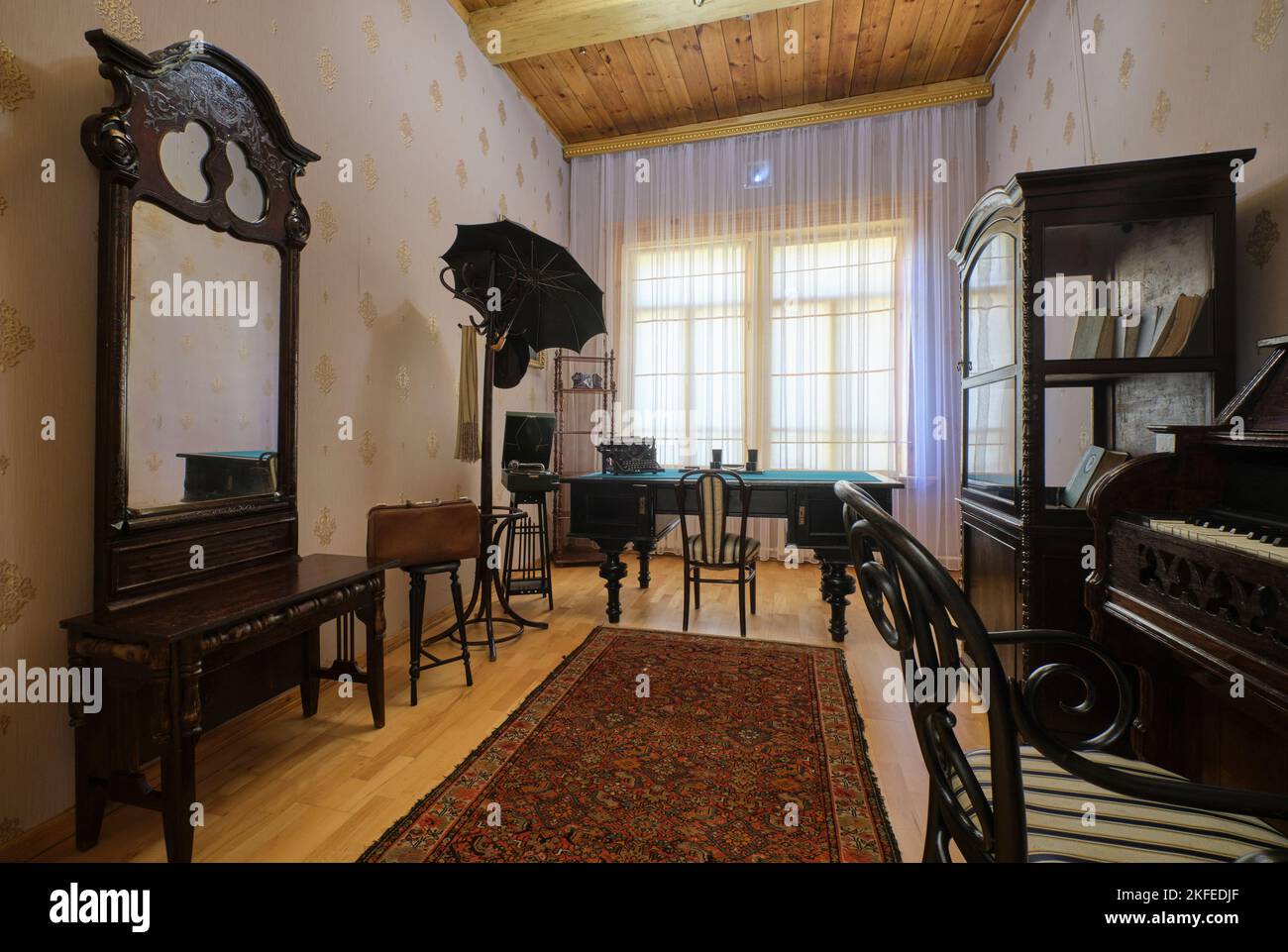 Writer at desk hi-res stock photography and images - Alamy