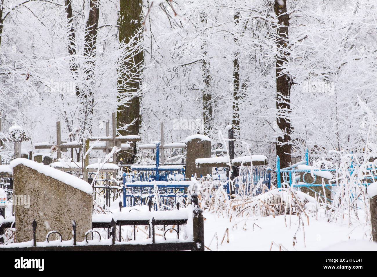 Statue in winter in cemetery hi-res stock photography and images - Alamy