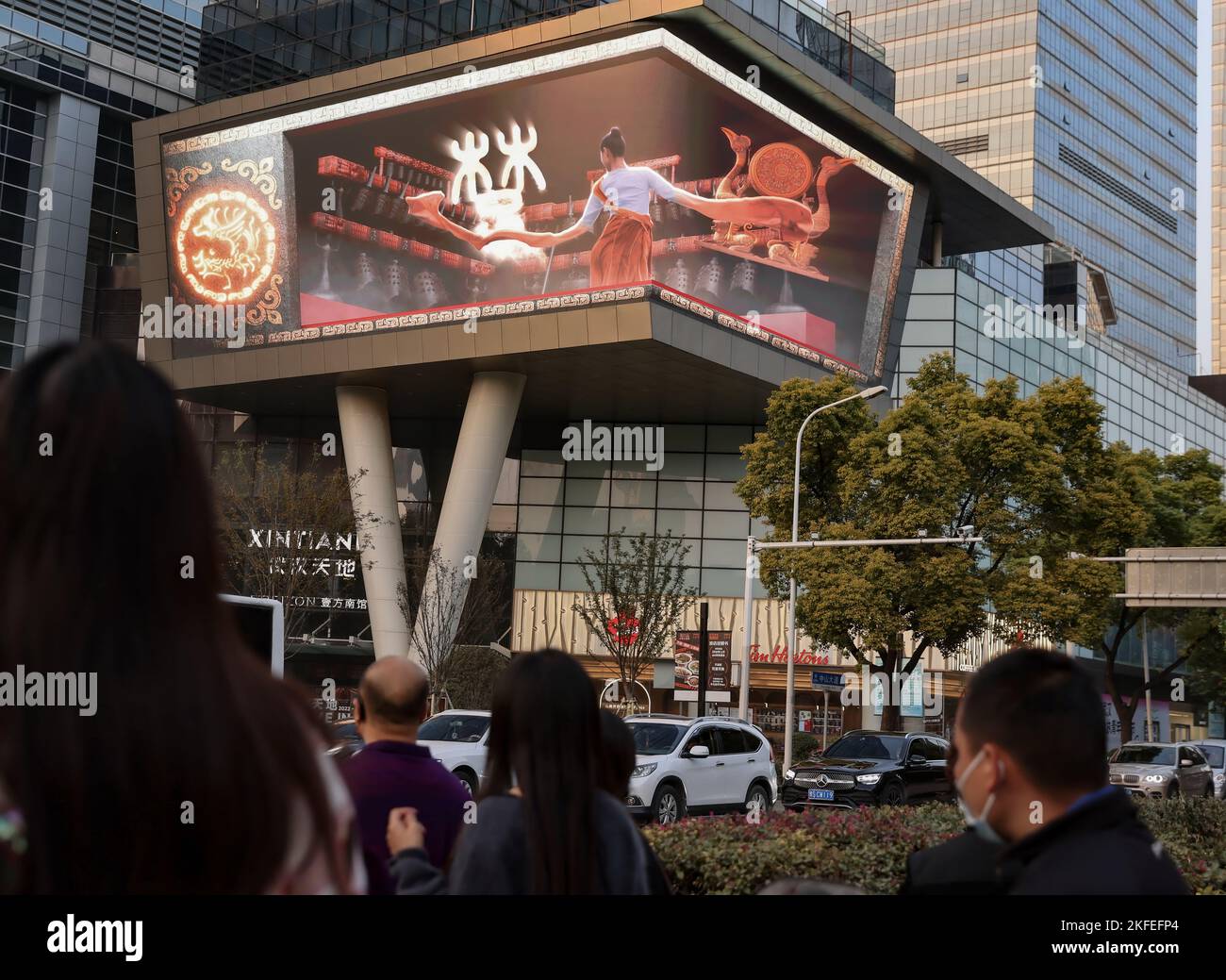 The song and dance drama "The Chime of Bells" on autostereoscopy screen ...