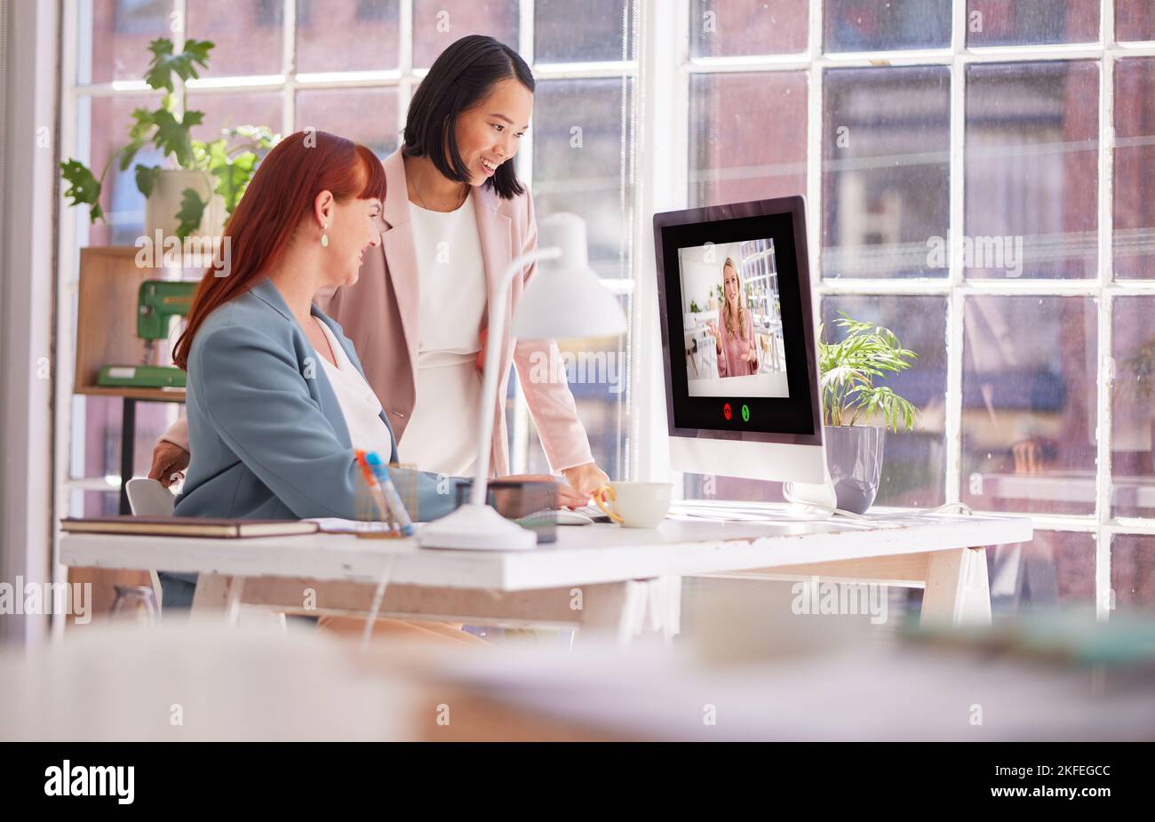 Screen of zoom meeting people hi-res stock photography and images - Alamy