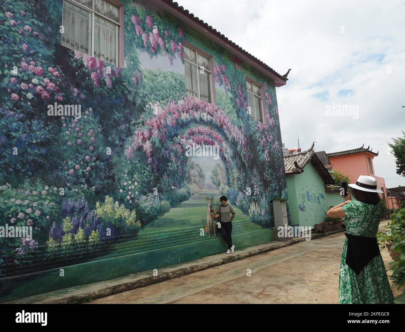 Three-dimensions wall paintings draw people's attention in Jinlong ...