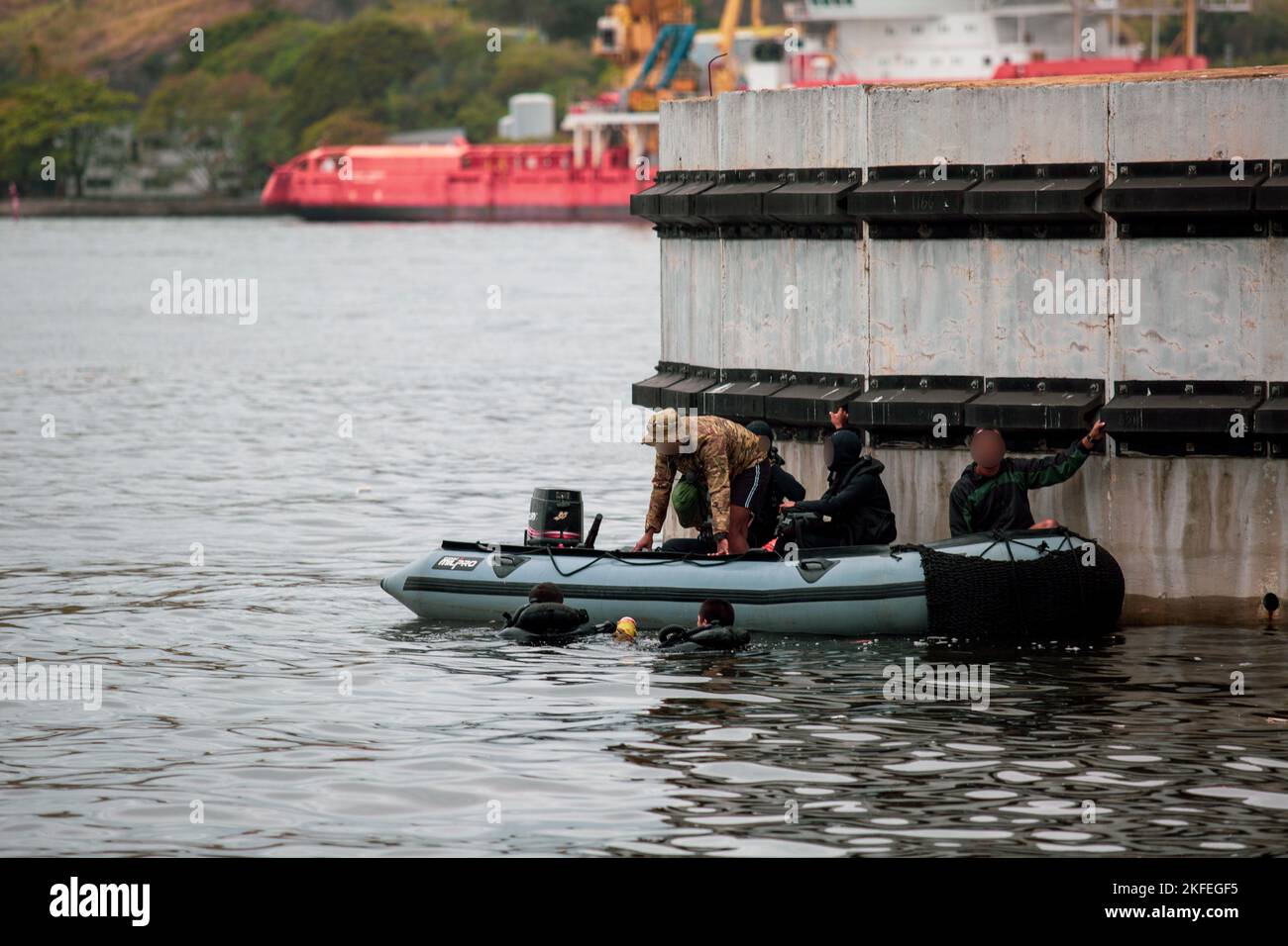 Service members from Brazil with the Grupamento de Mergulhadores de ...