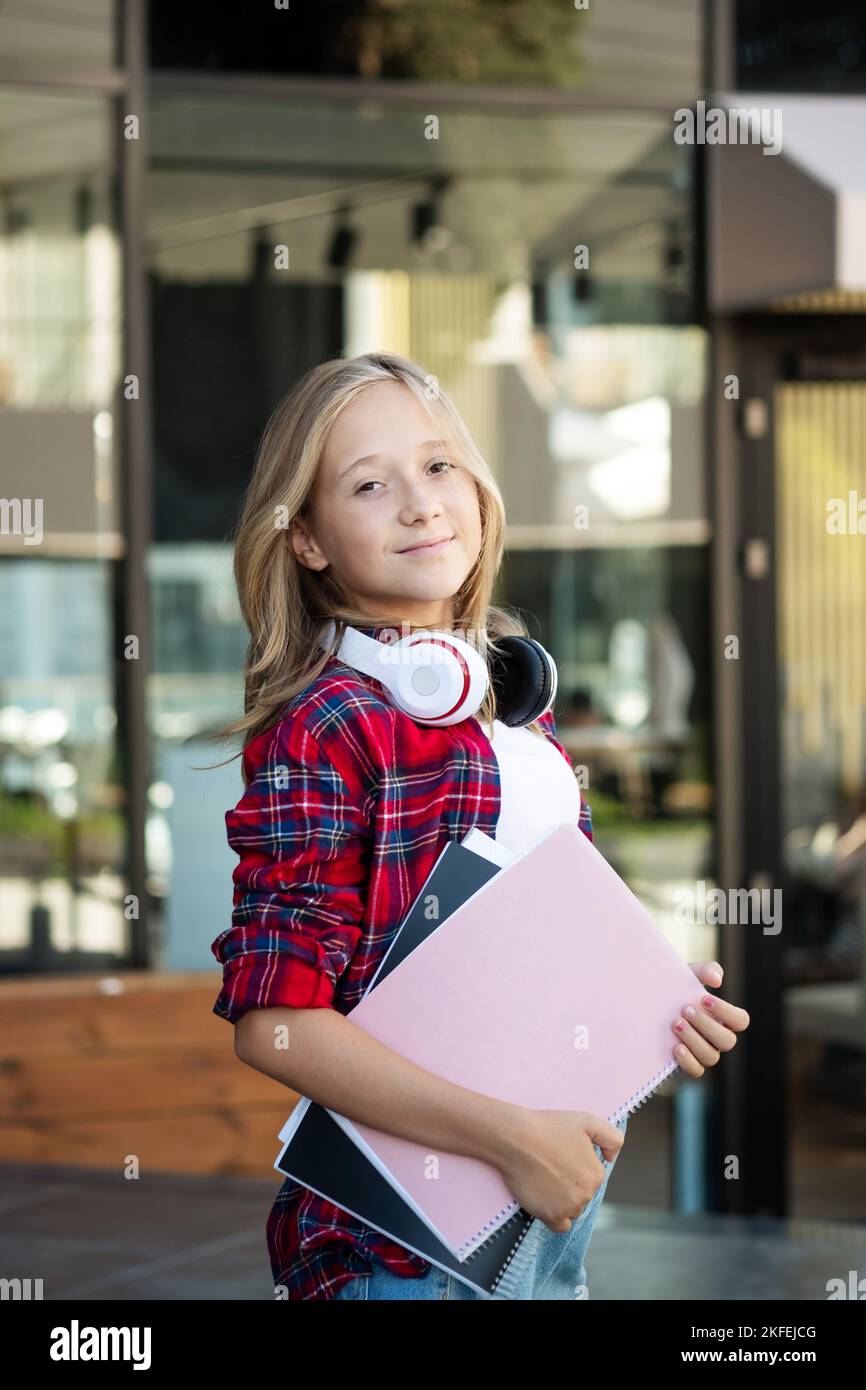 Student read standing class hi-res stock photography and images - Alamy