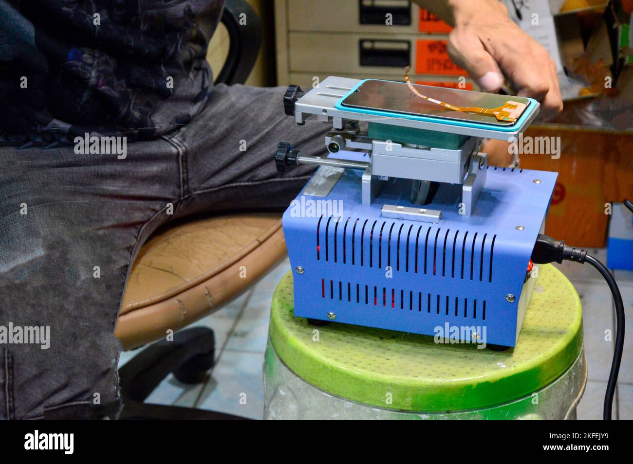 Image of a technician repairing a mobile phone screen Stock Photo - Alamy