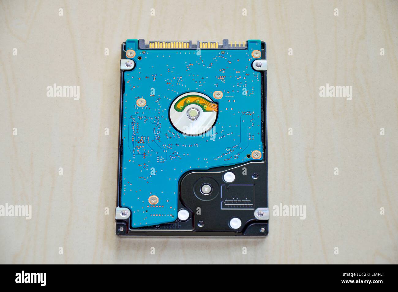 2.5 inch hard drive, swivel type, empty on the floor At present, it is ...