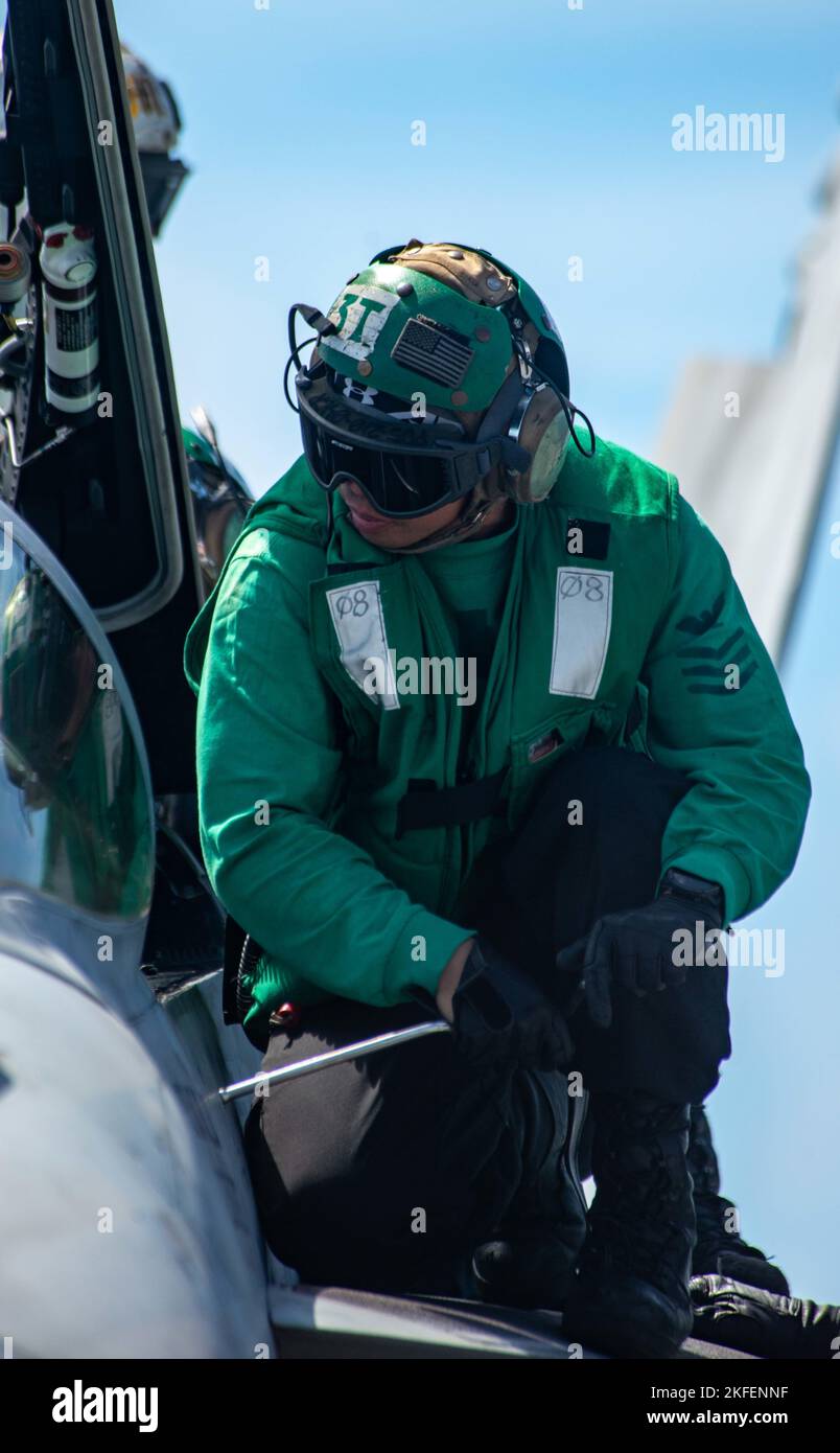 220913-N-DW158-1028 PACIFIC OCEAN (Sept. 13, 2022) Aviation Electronics ...