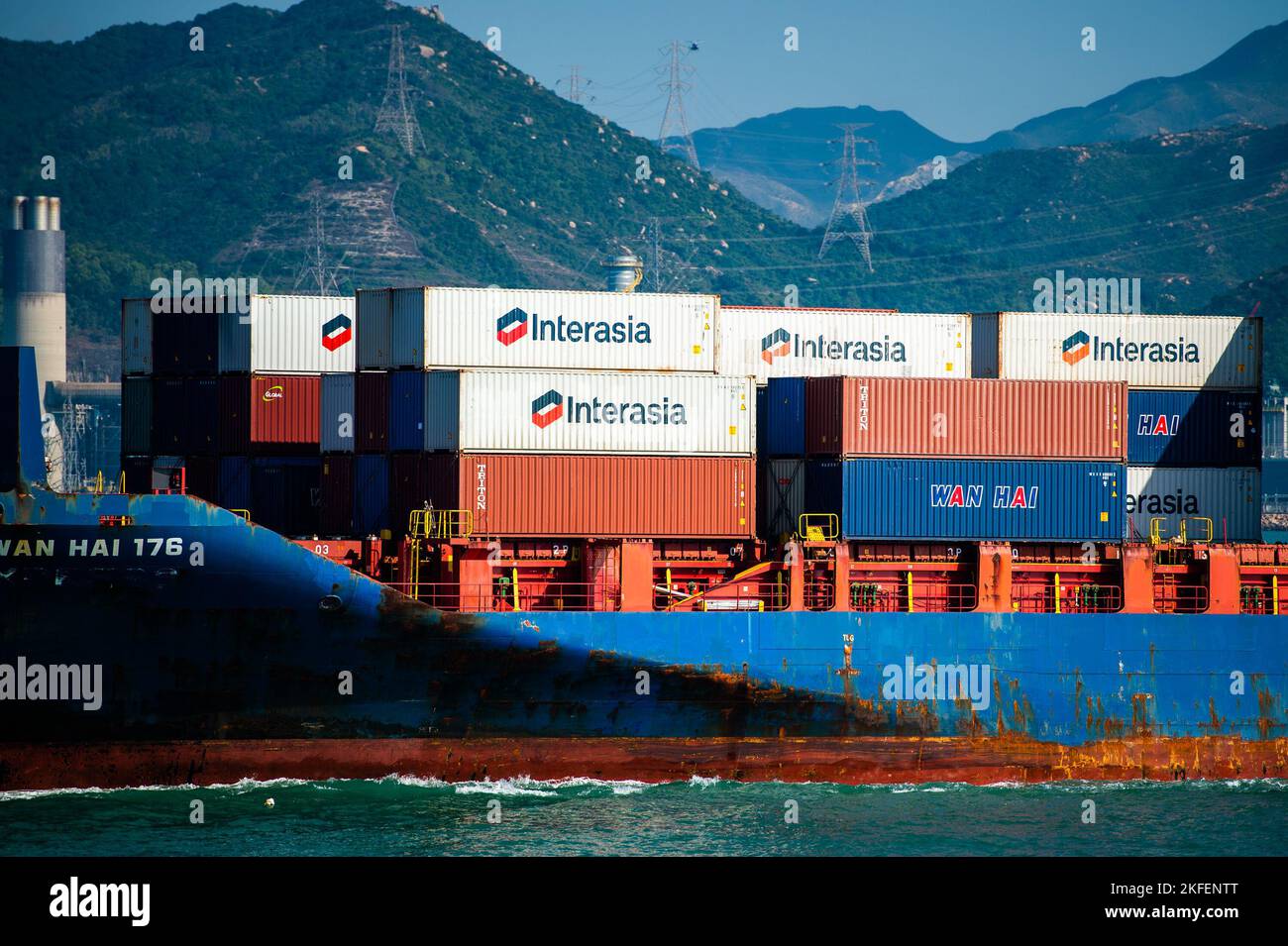 Container ships shuttle over the sea at the Guangdong-Hong Kong-Macao ...