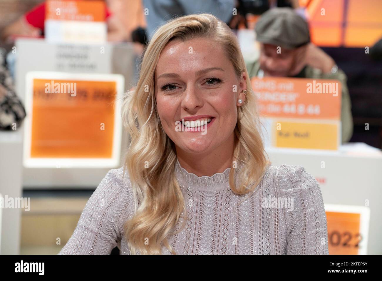 Hurth, Deutschland. 17th Nov, 2022. Miriam HOELLER, moderator, stunt ...