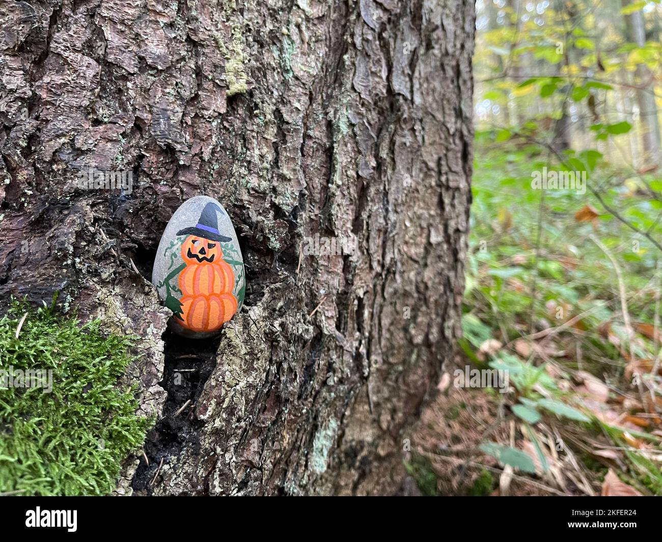 Happy drawing on stone hi-res stock photography and images - Alamy