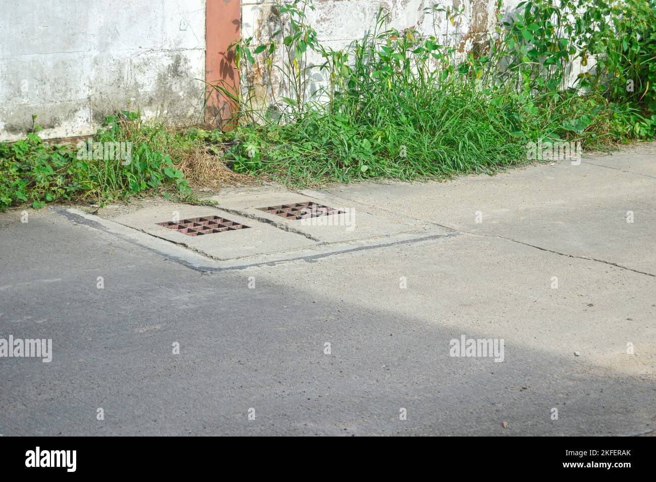 The manhole cover viewed from a distance Stock Photo - Alamy The manhole cover viewed from a distance Stock Photo - Alamy