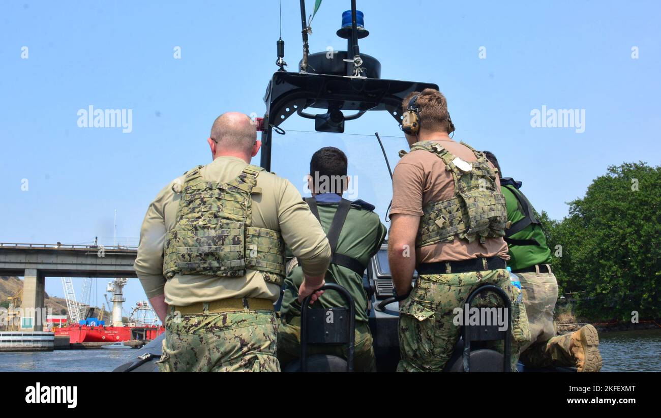 RIO DE JANEIRO – Members of a U.S. Navy Special Boat Team trains ...