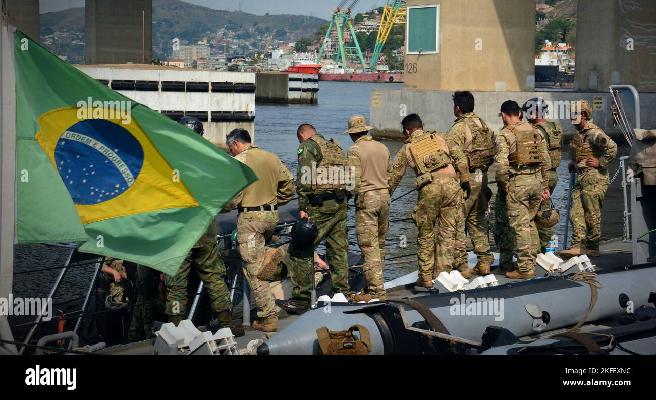 RIO DE JANEIRO – Members of a U.S. Navy Special Boat Team trains ...