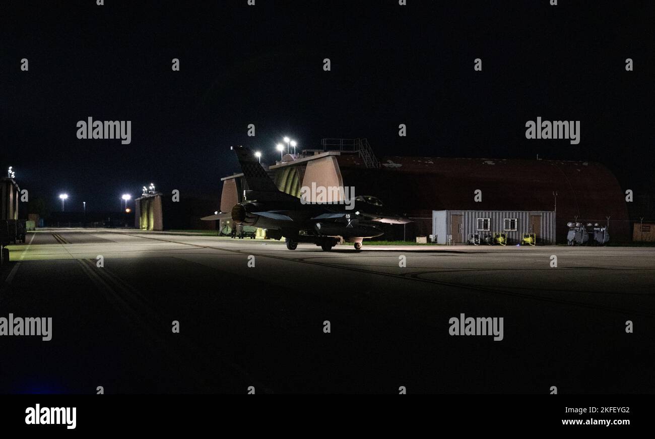 An F-16 Fighting Falcon assigned to the 36th Fighter Squadron taxis to ...