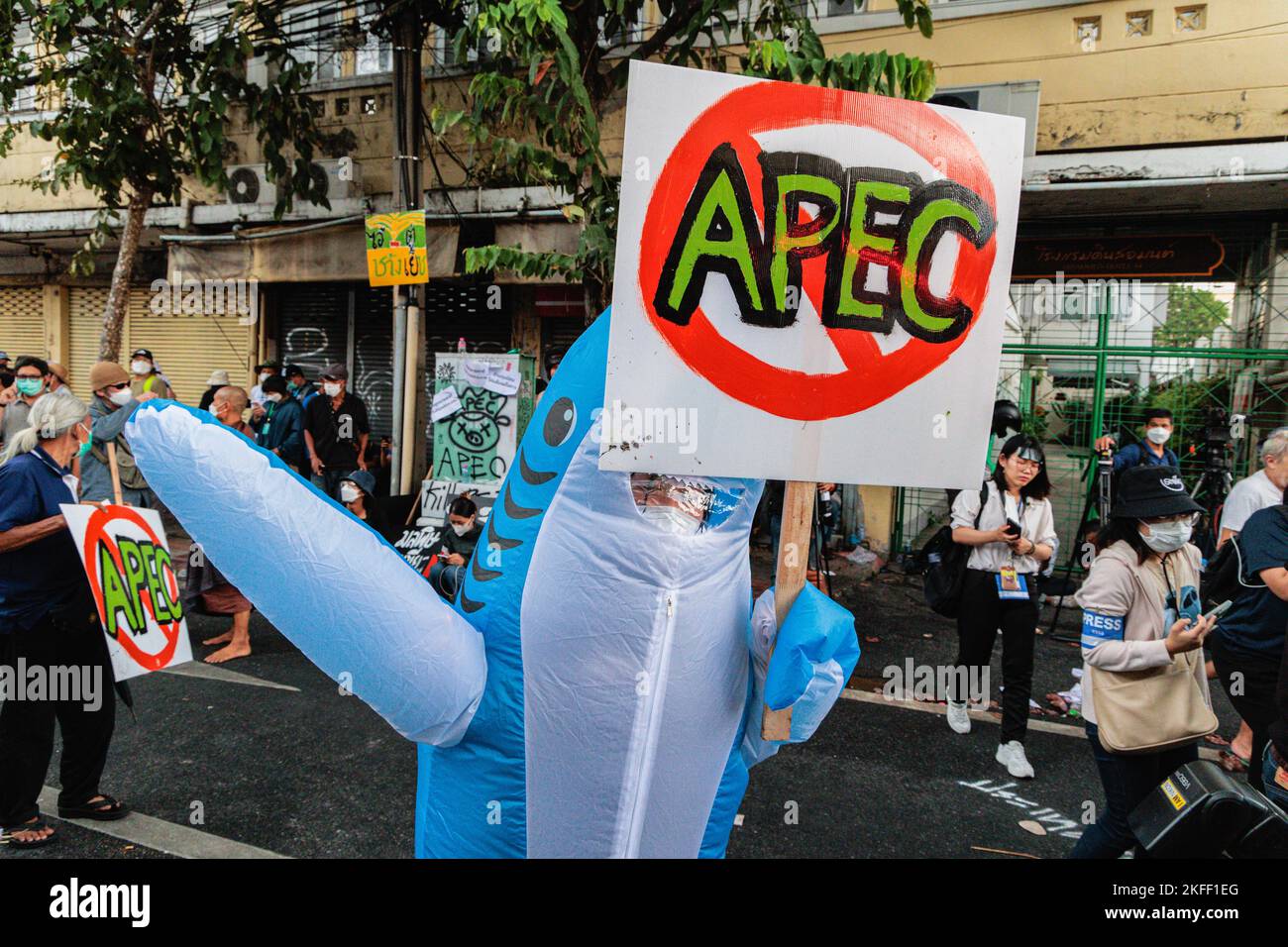 Bangkok, Thailand. 18th Nov, 2022. A protester dressed in a costume ...