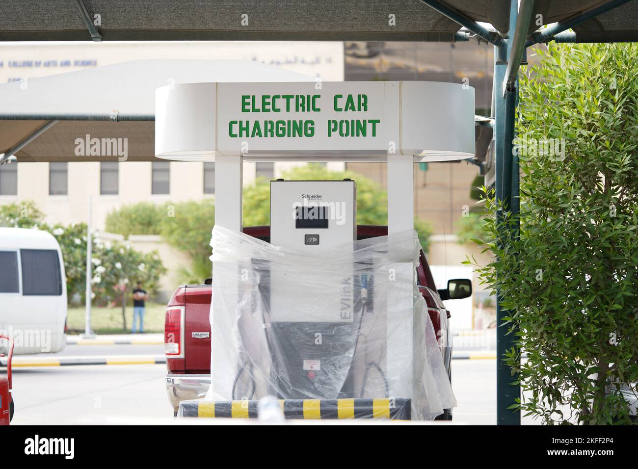 Electric car charging point sign hi-res stock photography and images ...