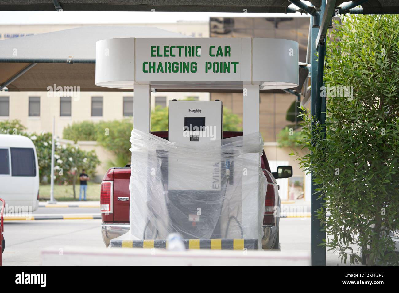 Electric car charging point 2022 hi-res stock photography and images ...