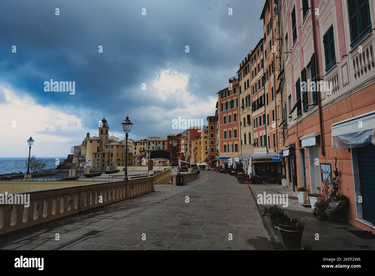 Cloudy day on the beach and seaside street in city of Camogli, Ligury ...