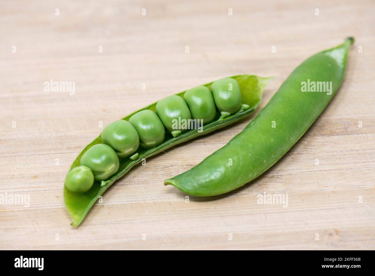 shelled green peas Stock Photo - Alamy