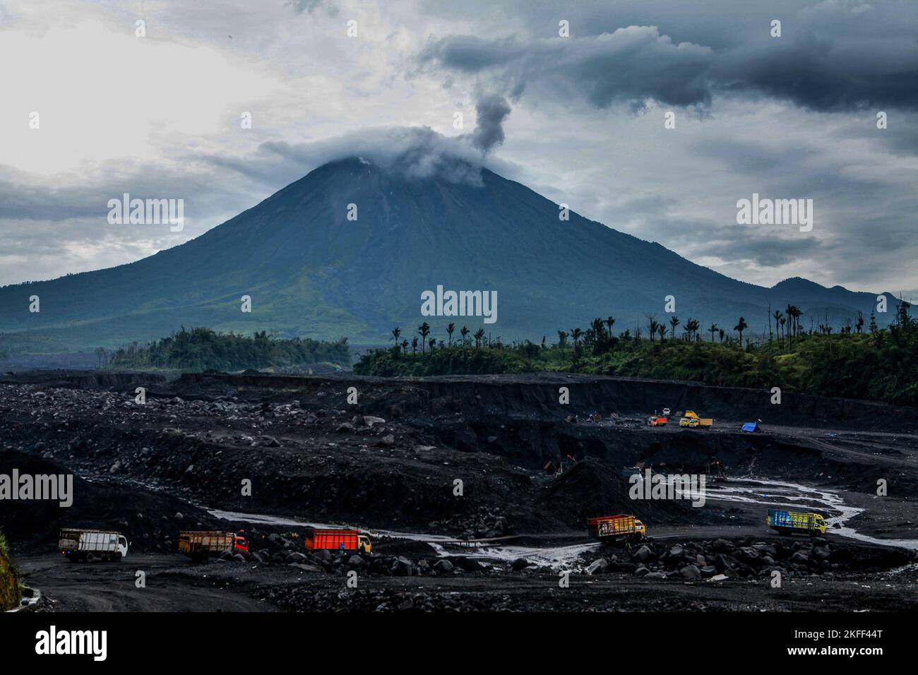 Lumajang, Indonesia. 18th Nov, 2022. Mount Semeru spews volcanic ...