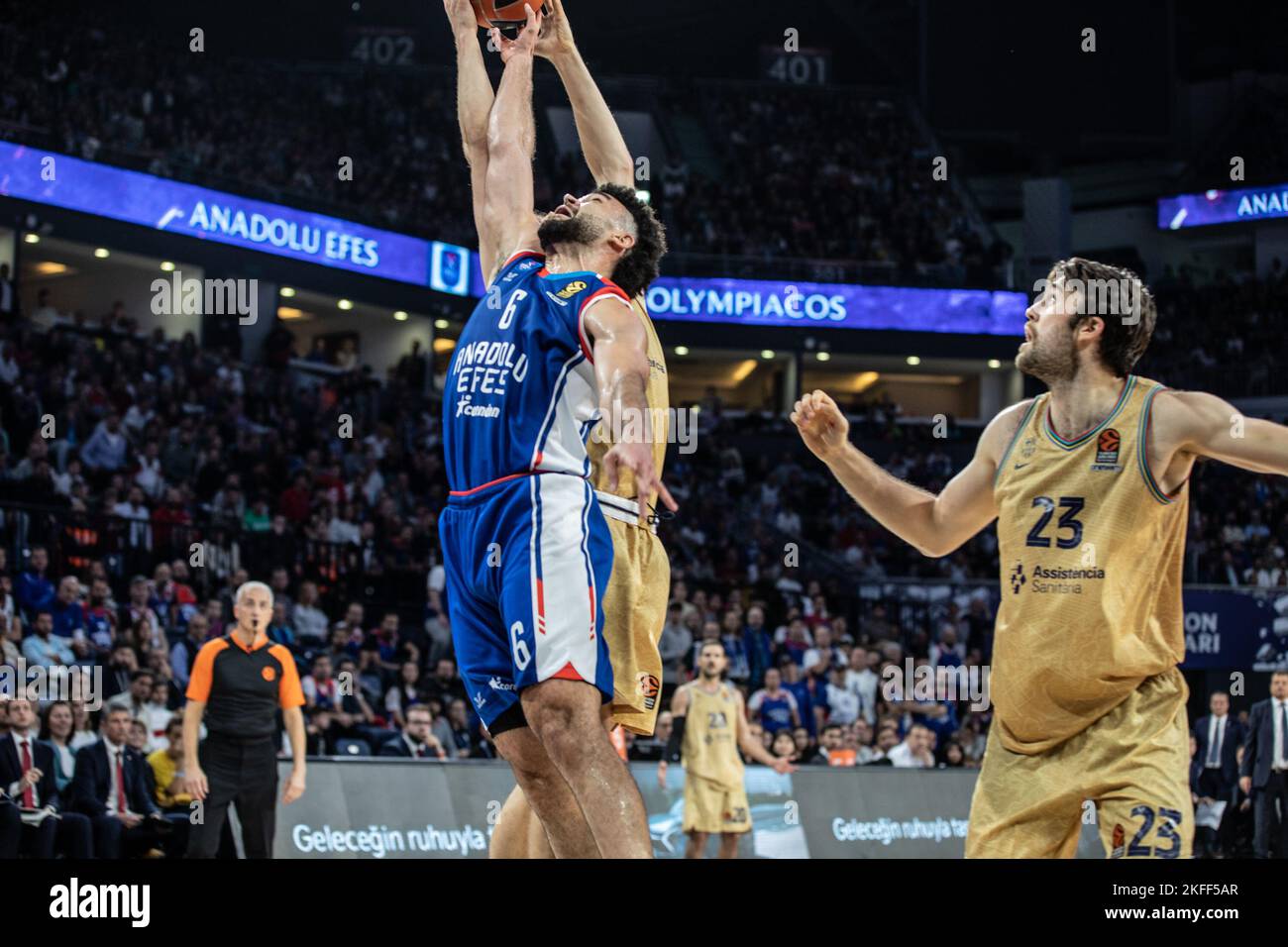 Istanbul, Turkey. 17th Nov, 2022. Elijah Bryant (L) of Anadolu Efes ...
