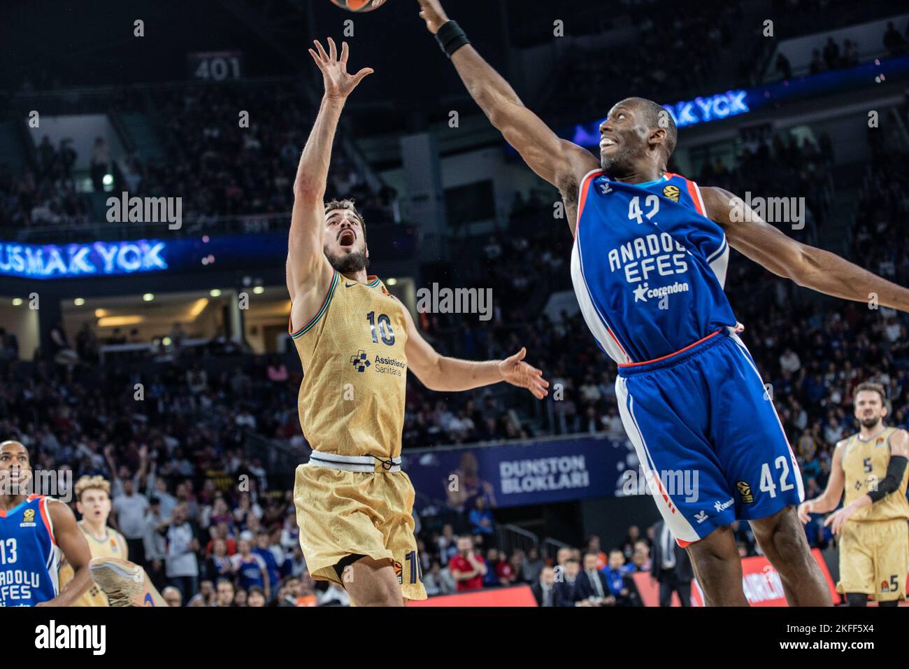 Istanbul, Turkey. 17th Nov, 2022. Elijah Bryant (C) of Anadolu Efes ...