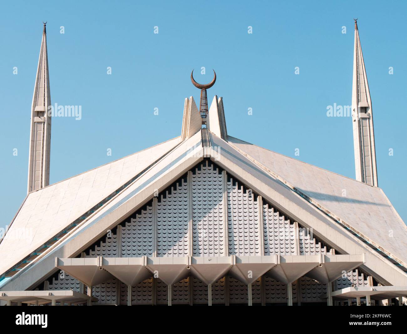 Faisal Mosque, Islamabad's Largest Mosque, commissioned by the Saudis ...