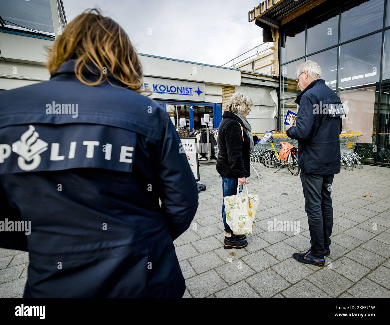 NEW NIEDORP - The police hand out flyers at a shopping center. The ...