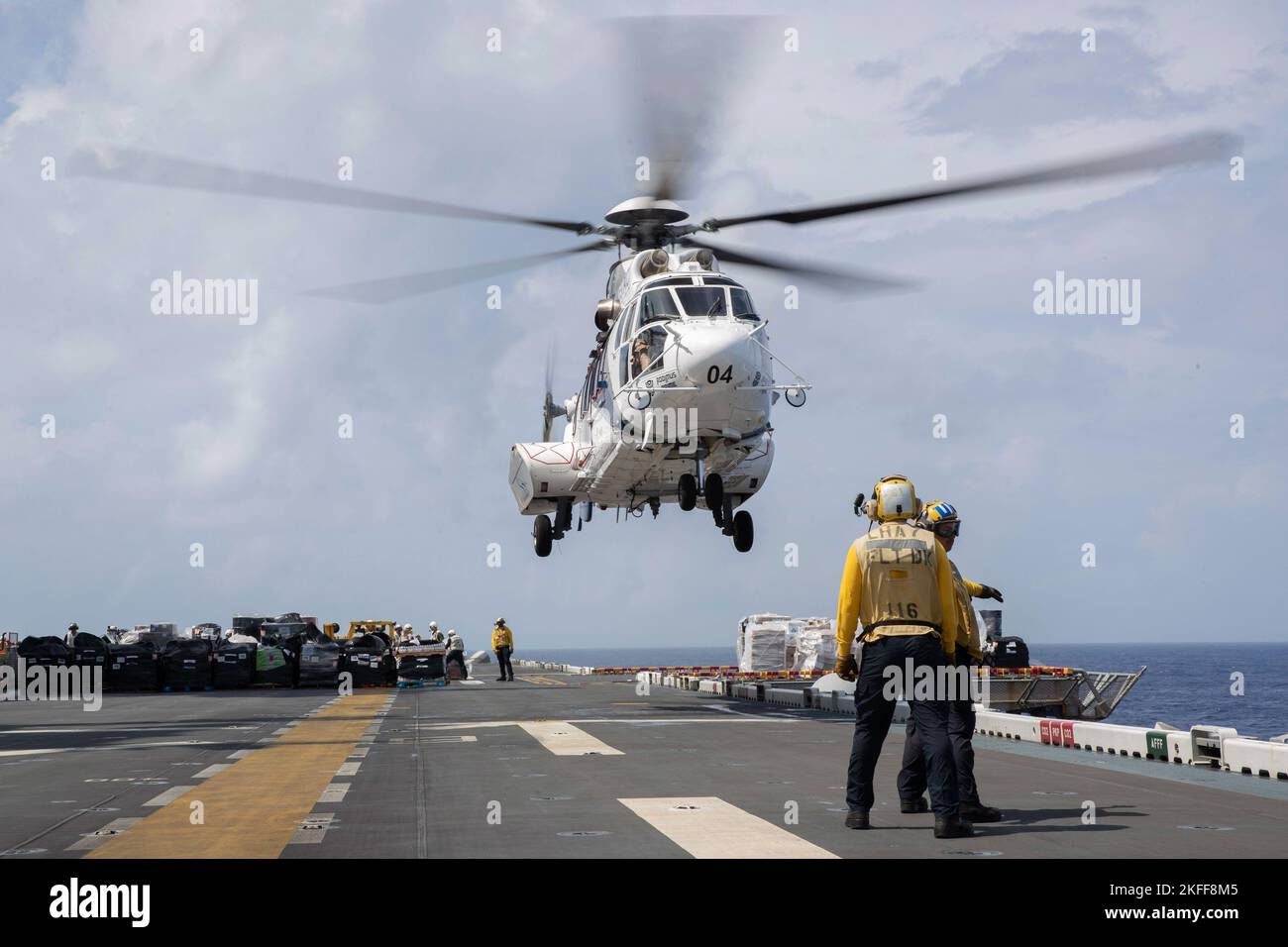 220915-N-XN177-2202 PHILIPPINE SEA (Sept. 15, 2022) – An AS-332 Super ...