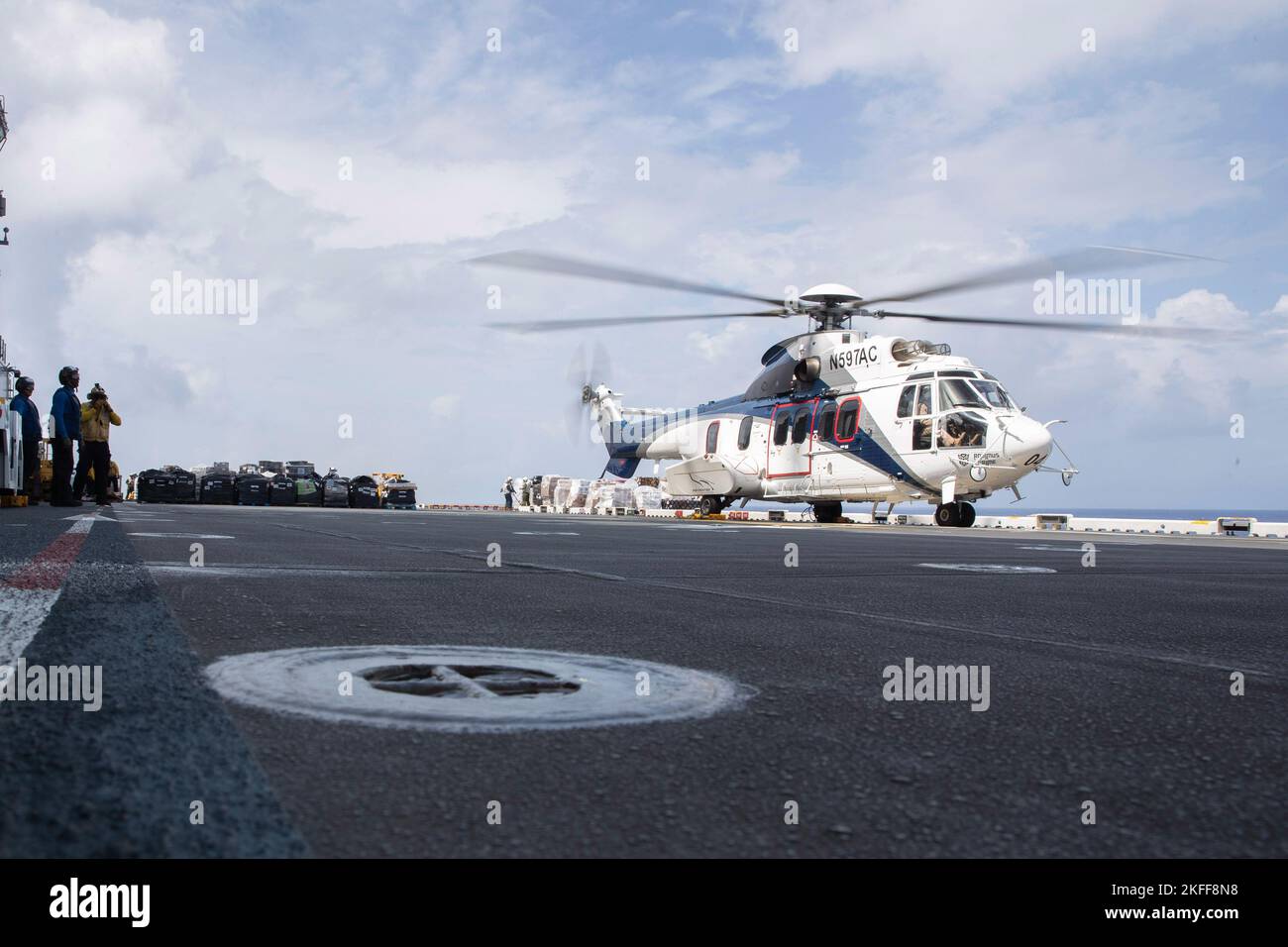 220915-N-XN177-2188 PHILIPPINE SEA (Sept. 15, 2022) – An AS-332 Super ...